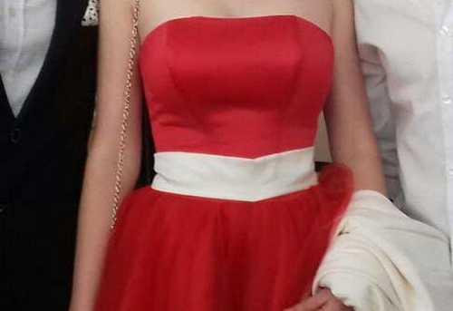 Красное атласное платье, вечернее, на выпускной