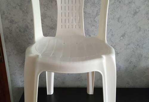 Пластиковый стул в прекрасном состоянии