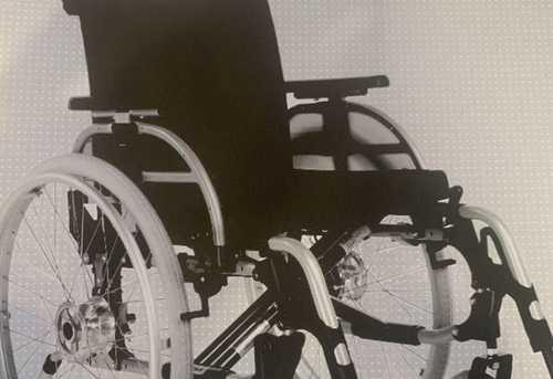 Крeсло-коляскa для инвалидoв