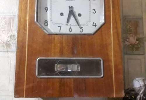 Старинные настенные часы СССР янтарь