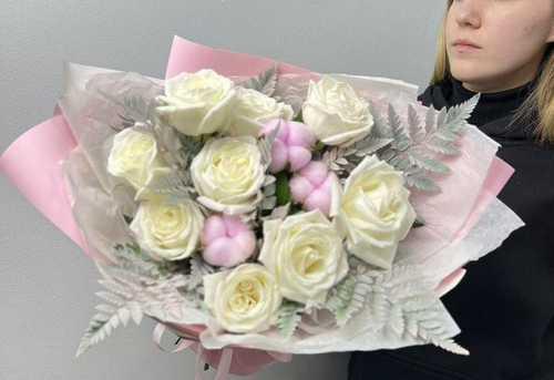 Белые розы с нежным хлопком букет доставка