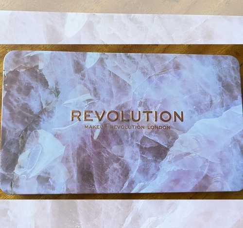 Палетка теней makeup revolution