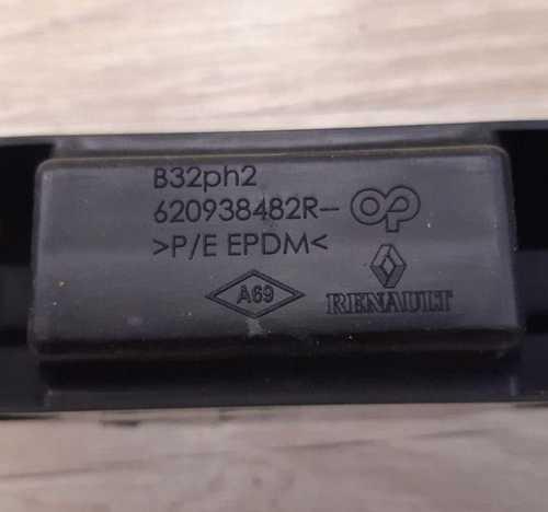 Кронштейн переднего бампера renault 620938482R