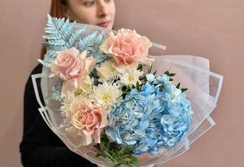 Букет из голубой гортензии и розовой розы