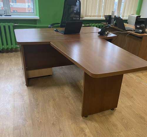 Стол руководителя с брифингом