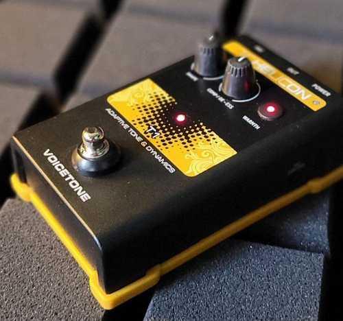 TC Helicon VoiceTone T1 вокальная педаль эффектов