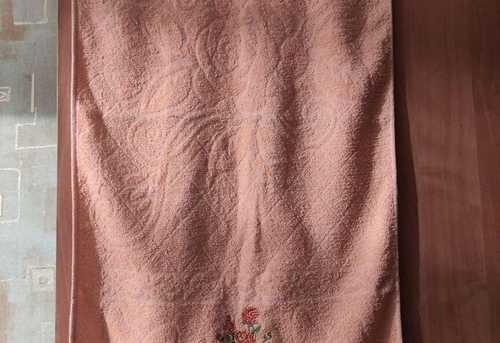 Махровое полотенце с вышивкой 8 марта, новое