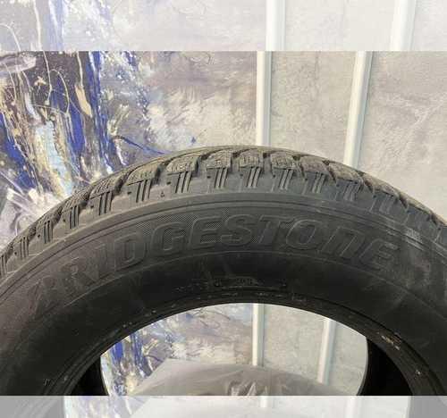 Bridgestone Blizzak Spike-01 235/65 R17 108