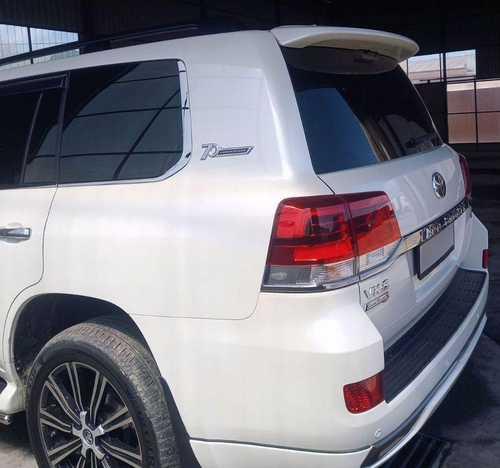 Эмблема Toyota Land Cruiser 300 на кузов