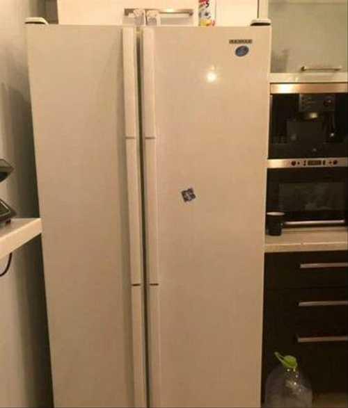 Двухдверный б/у холодильник Samsung