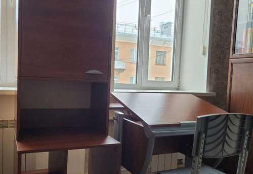 Мебель для школьника-растущая парта и стул, шкаф