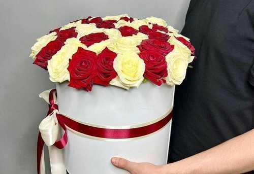 Букет из 51 крупной красной и белой розы в шляпной