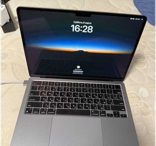 Apple MacBook M3 8/256