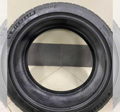 Michelin Agilis 255/40 R20 и 295/35 R20