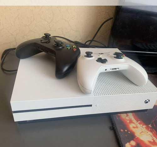 Xbox one s 1tb с двумя геймпадами