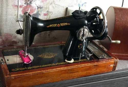 Старинная швейная машинка "Zinger"
