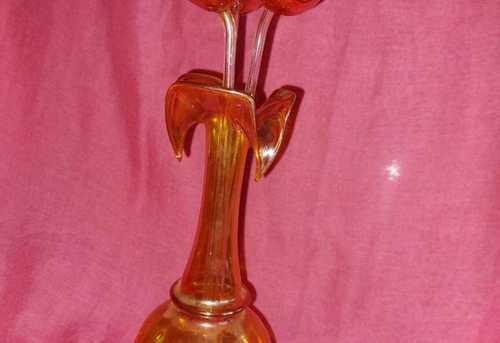 Декоративные стеклянные тюльпаны в вазе