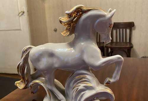 Форфопова статуэтка "Конь Золотая грива" лфз