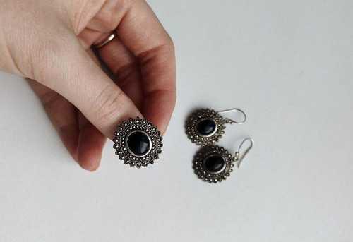 Серебряные серьги и кольцо с ониксом