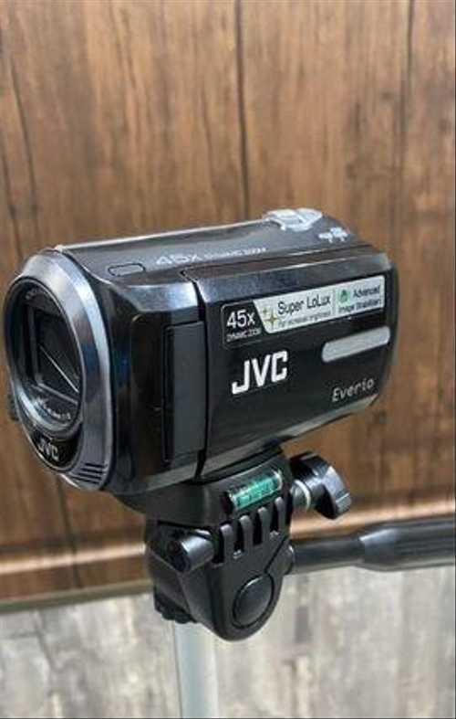 Камера JVCна штативе
