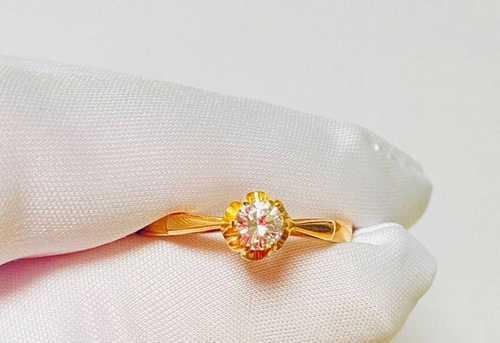 Золотое кольцо с бриллиантом 19 размер