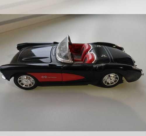 Модель автомобиля Chevrolet Corvette 1957 (1:24)