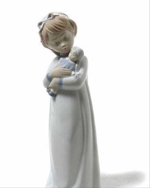 Фарфоровая фигура "Девочка с куклой" NAO by Lladro