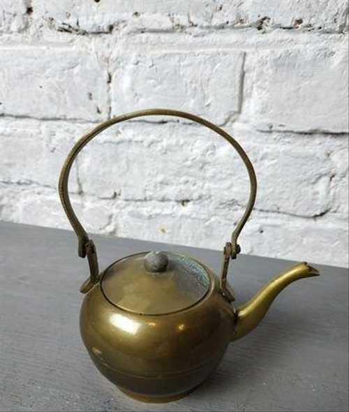 Старинный круглый чайник из латуни