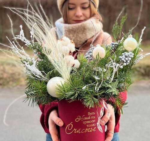 Новогодний букет из живой хвои и веток хлопка