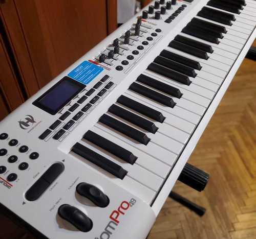 Профессиональная midi клавиатура Axiom 49 pro