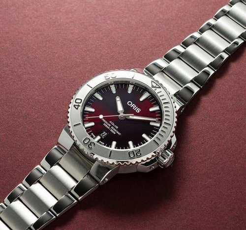 Oris aquis date relief cherry 43.5мм