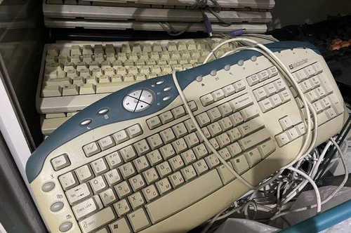 Много стареньких клавиатур