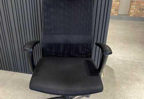 Компьютерное кресло для руководителя черная сетка