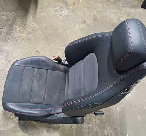 Левое сиденье Mercedes-Benz c204 купе