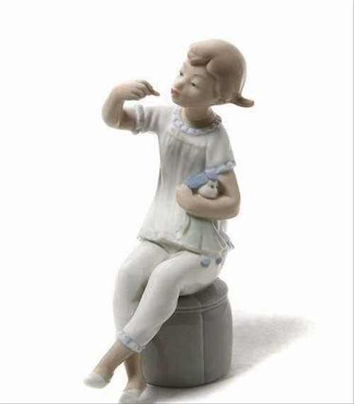 Фарфоровая фигура "Девочка с куклой". Lladro