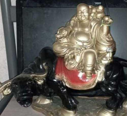Огромная статуэтка Будда Хотэй на быке