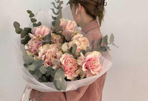 Пышный букет розовых французских роз