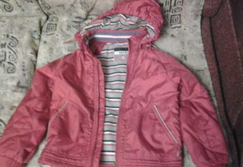 Куртка-ветровка красная на 110-122 см