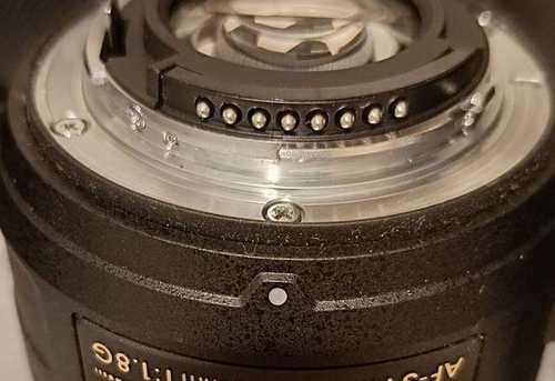 Объектив Nikon dx 35mm, вспышка Triopo