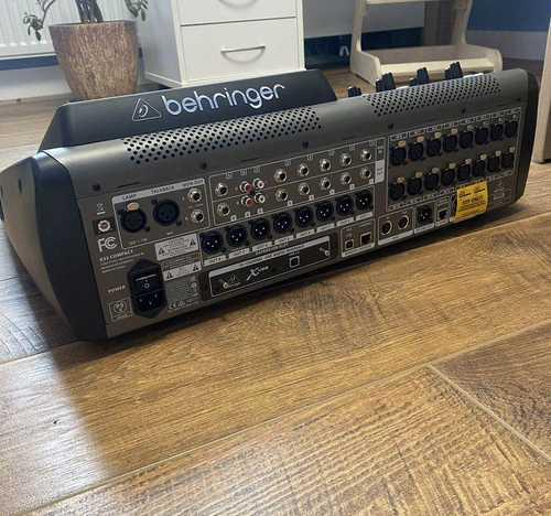 Микшерный пульт Behringer X32 Compact