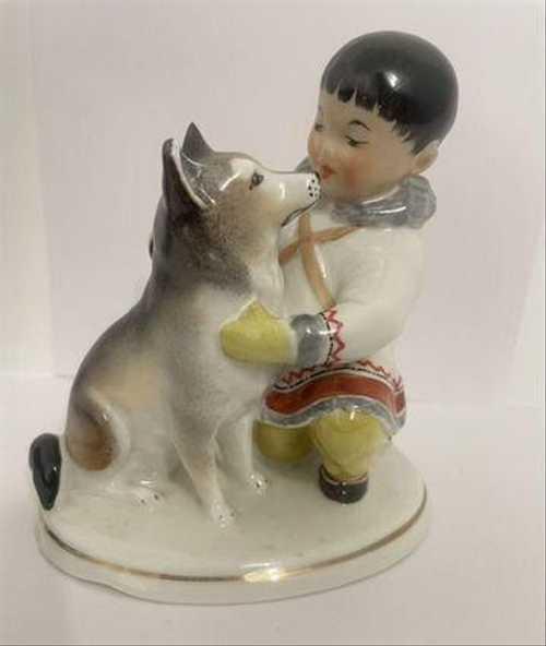 Статуэтка фарфоровая «Мальчик-якут с собакой» лфз