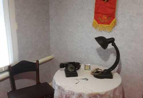 Сталинская настольная лампа и телефон