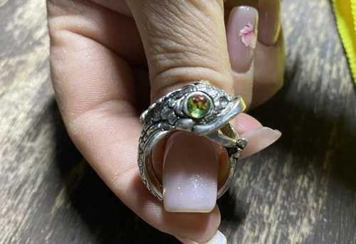 Серебряное кольцо Рыбка с мистик топазом