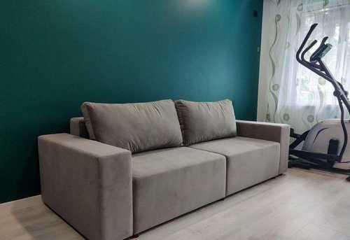 Стильный диван с внутренними швами