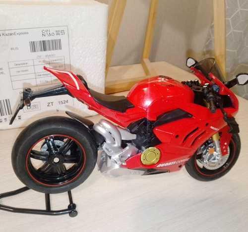 Модель мотоцикла Ducati Panigale V4 масштаб 1/10