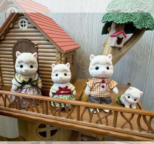 Sylvanian альпаки с домиком на дереве