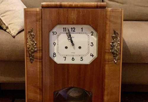 Часы старинные янтарь