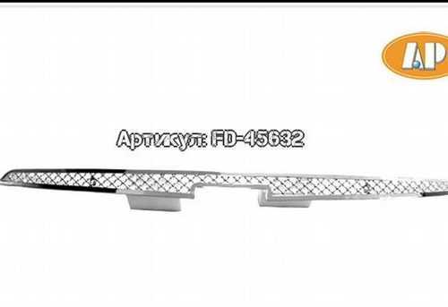 Решётка радиатора центральная круз