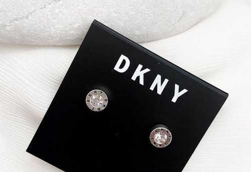 Новые серьги Dkny пусеты лого