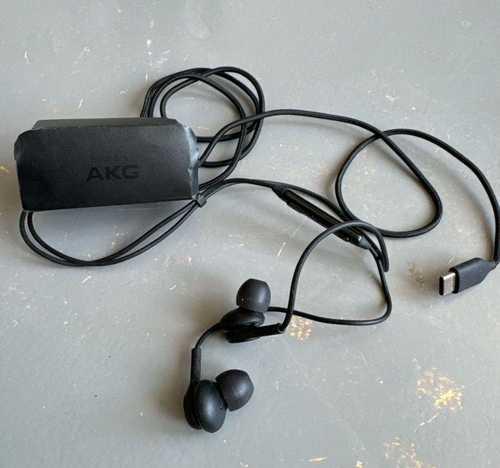 Проводные комплектные наушники AKG